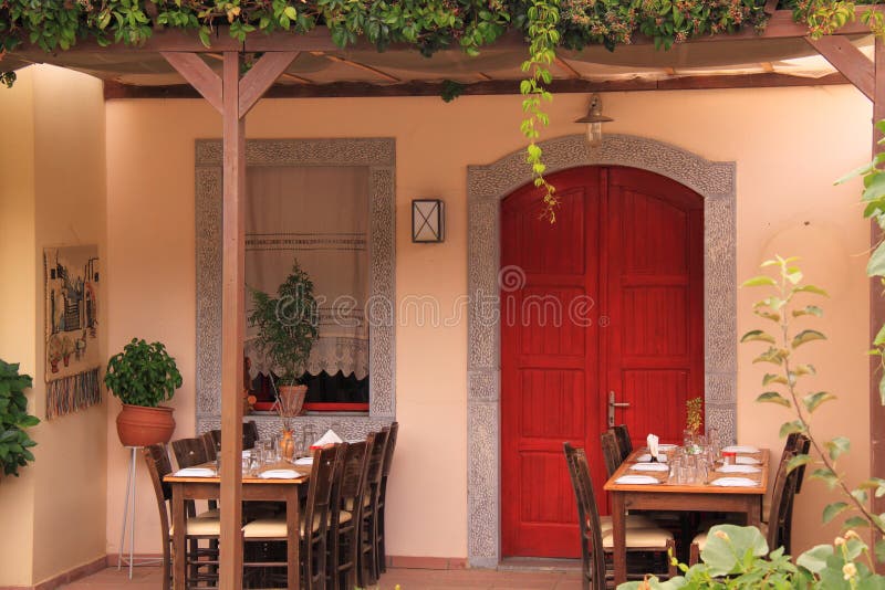Tables Grecques De Restaurant De Taverne Photo stock - Image du tables ...