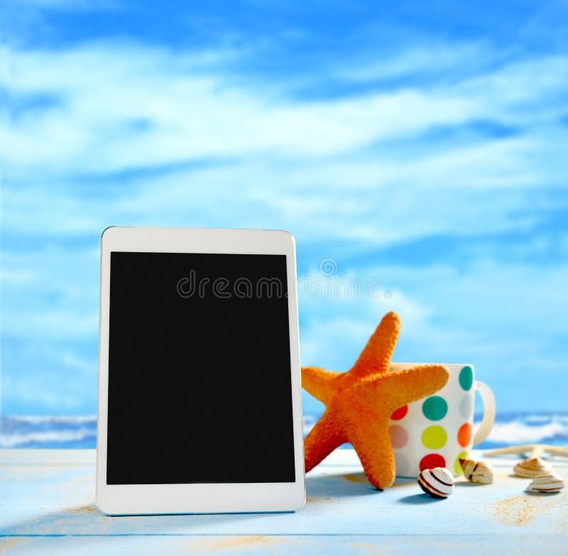 Tablet-Computer Auf Dem Strand Stockbild - Bild von leerzeichen, himmel ...