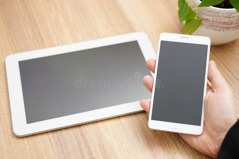 Tablet-PC Und -Handy in Der Hand Stockfoto - Bild von kommunikation ...