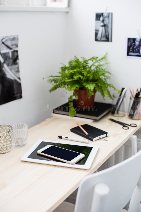 Tablette Et Smartphone Sur La Table De Fonctionnement Image stock ...