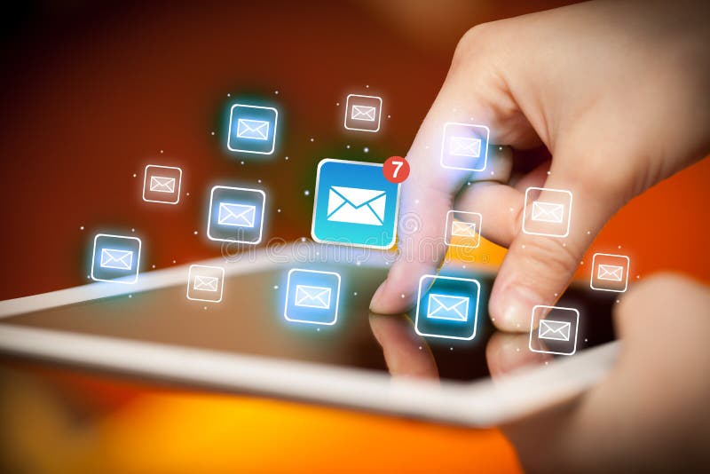 Tablette Tactile De Doigts Avec Le Courrier Photo stock - Image du main ...