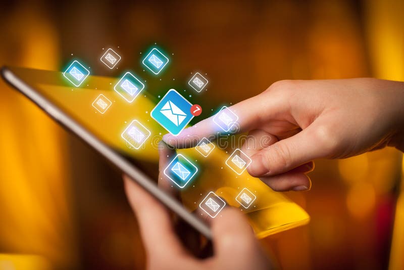 Tablette Tactile De Doigts Avec Le Courrier Image stock - Image du ...