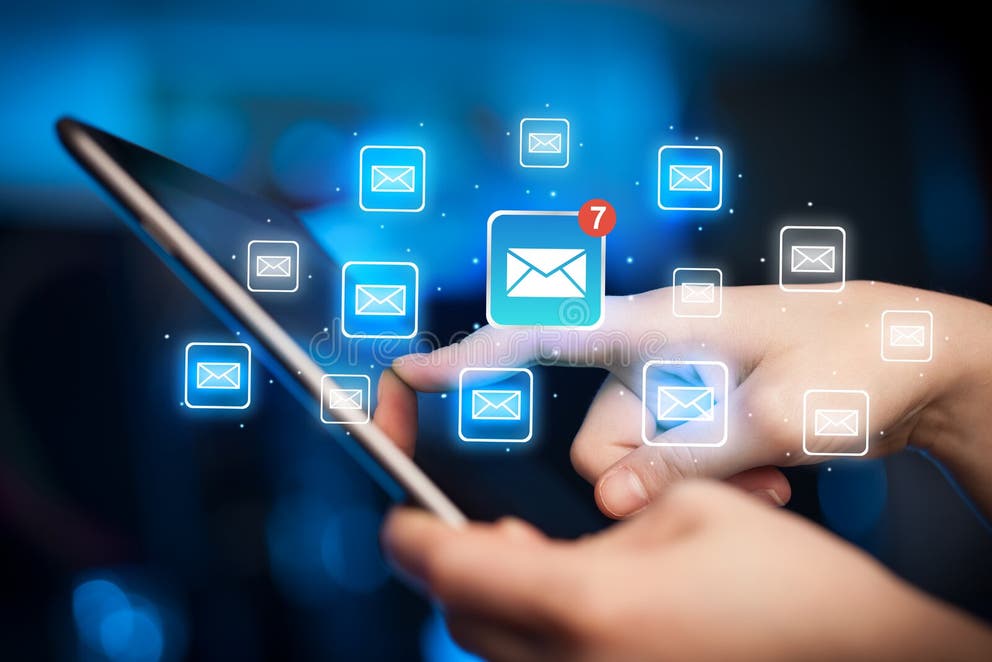 Tablette Tactile De Doigts Avec Le Courrier Photo stock - Image du ...