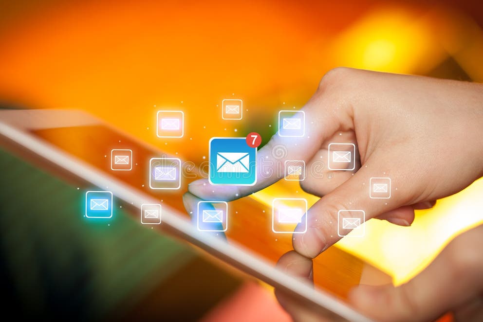 Tablette Tactile De Doigts Avec Le Courrier Image stock - Image du ...