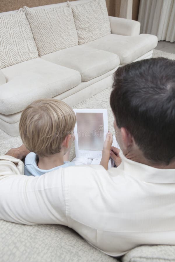 Tablette Vater-and Son Usings Digital Stockbild - Bild von digital ...