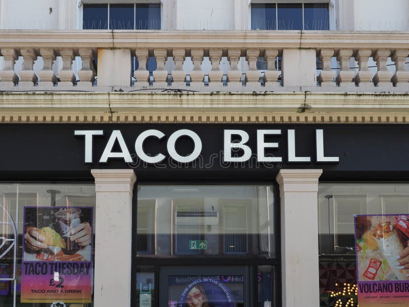 Taco Bell Restaurant Sign in Dundee Editorial Photography - Image of ...