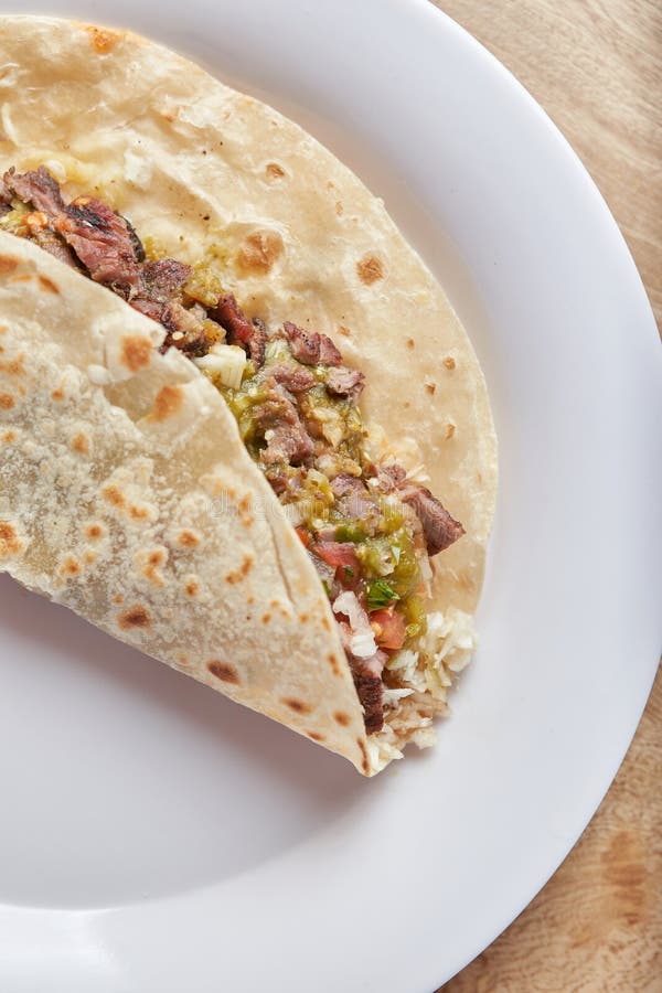 Taco Mexicano Com Salsa E Uma Variedade De Coberturas Foto de Stock ...