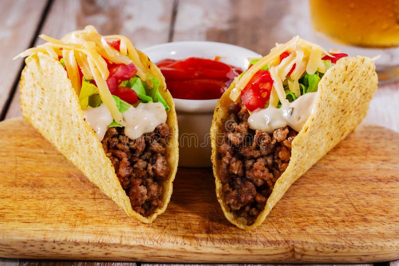 Tacos Avec De La Viande Hachée Image stock - Image of épicé, déjeuner ...
