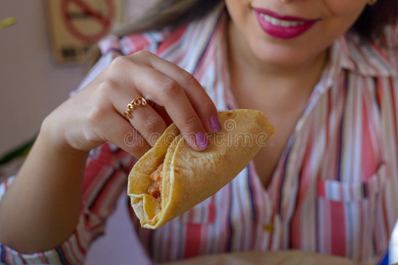 Tacos de comer de persona. foto de archivo. Imagen de tortilla - 293909516