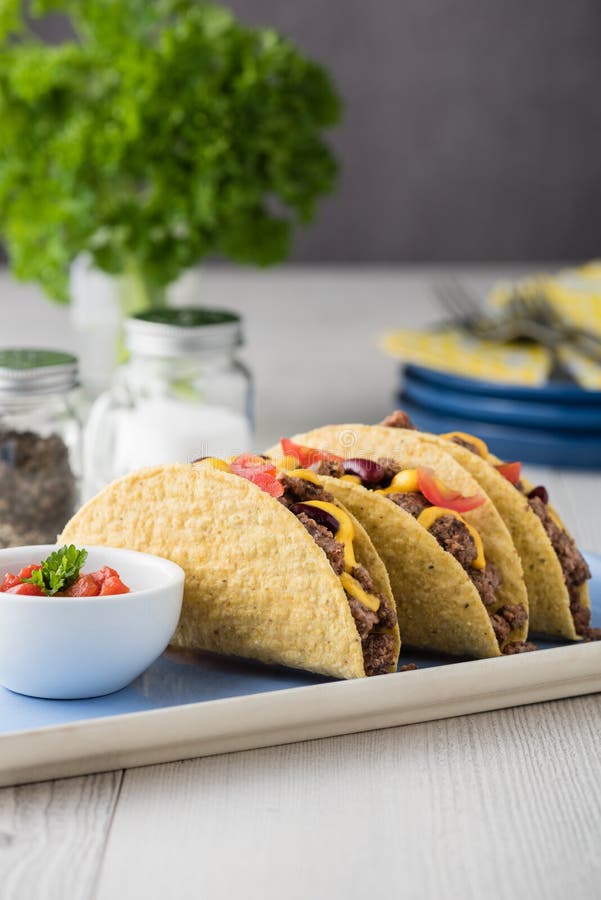 Tacos Mexicain Avec Du Boeuf, Fromage De Cheddar, Tomate Image stock ...