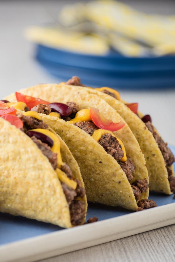 Tacos Mexicain Avec Du Boeuf, Fromage De Cheddar, Tomate Image stock ...