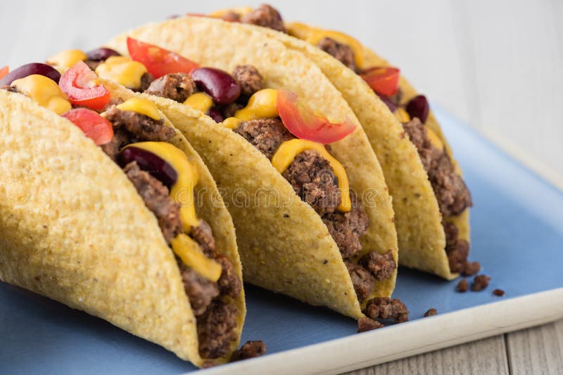 Tacos Mexicain Avec Du Boeuf, Fromage De Cheddar, Tomate Image stock ...