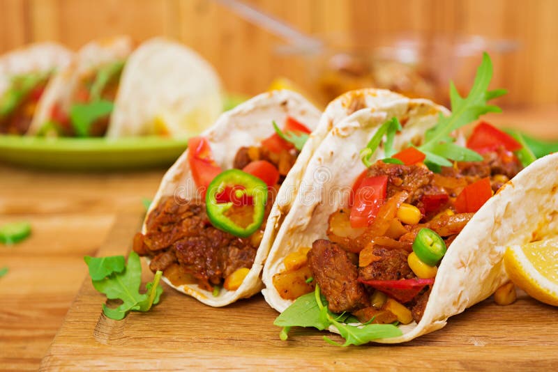 Tacos Mexicanos Con Carne De Vaca En Salsa De Tomate Foto de archivo ...