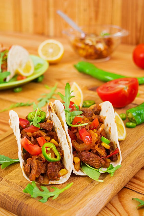 Tacos Mexicanos Con Carne De Vaca En Salsa De Tomate Foto de archivo ...