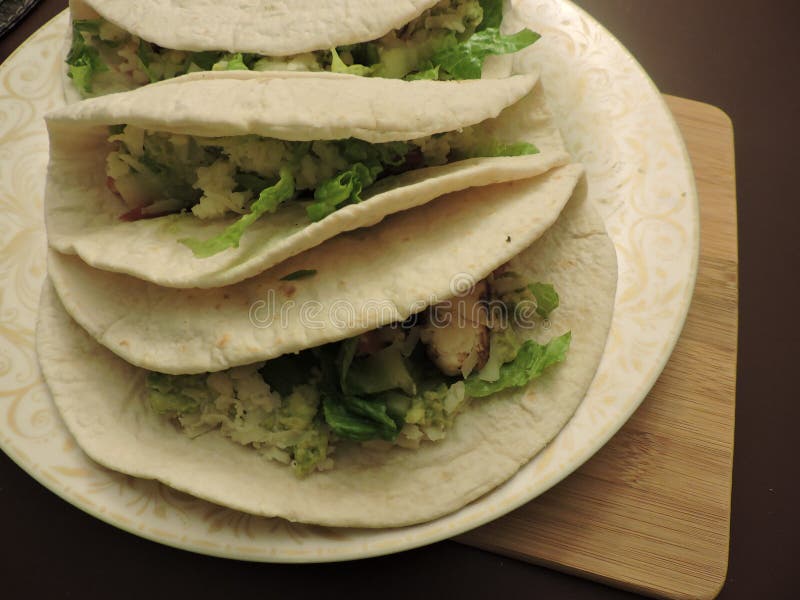 Dos tacos suaves en hoja foto de archivo. Imagen de delicioso - 32966198