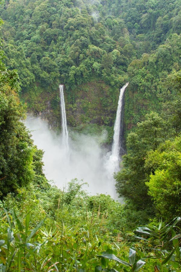 Tad Fan Waterfall imagen de archivo. Imagen de cascada - 85222837