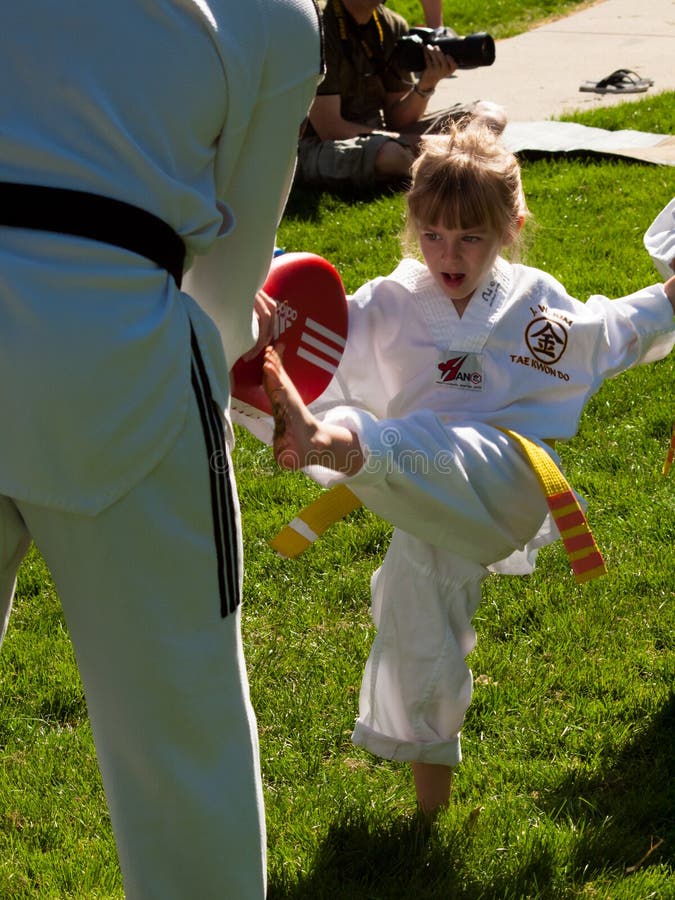 Deportista De Tae-kwon-do Haciendo Una Pose Completa Imagen de archivo ...