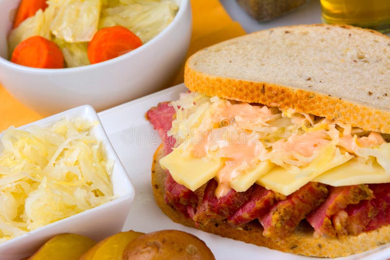 Reuben Sandwich Auf Hellem Roggen Stockbild - Bild von sandwich ...