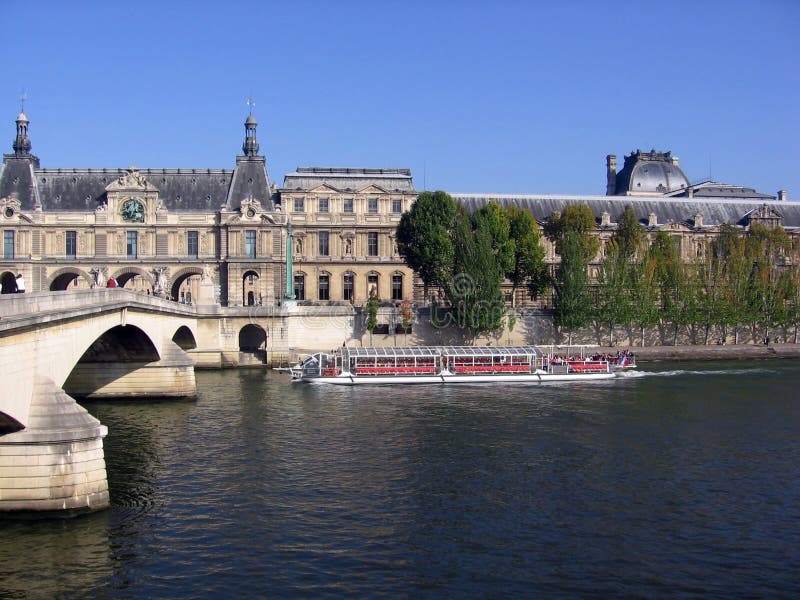 Batobus-Flussbootsstation Auf Der Seine am Louvre-Museum, Paris ... Batobus-Flussbootsstation Auf Der Seine am Louvre-Museum, Paris ...