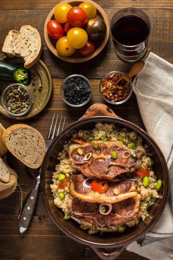 Tagli Del Lombo Dell'agnello Con Le Verdure in Clay Dish Prepared ...