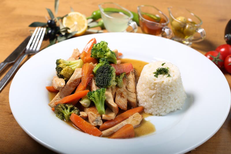 Tagli Del Petto Di Pollo Con Riso E Le Verdure Immagine Stock ...