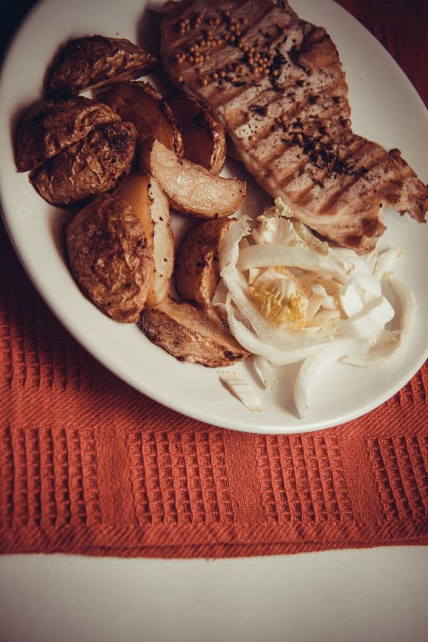 Tagli Della Carne E Patata Fritta Fotografia Stock - Immagine di ...