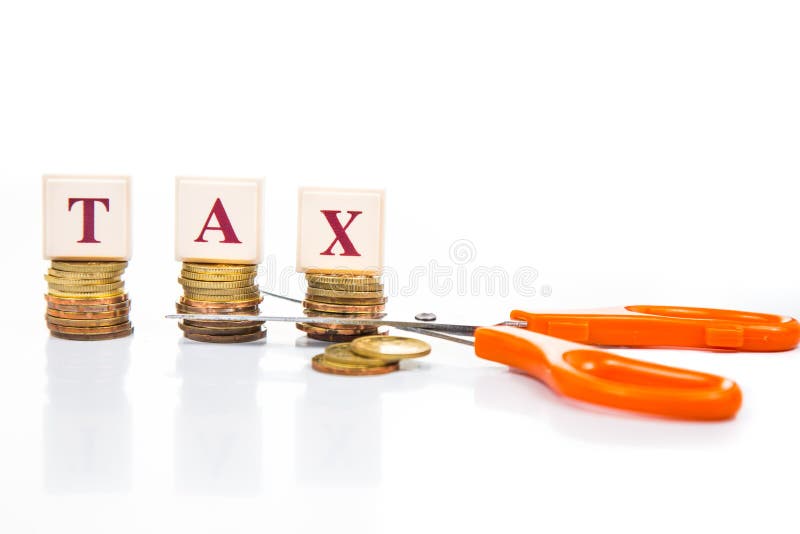 Tagli Il Concetto Di Imposte Con Le Monete E Le Forbici Immagine Stock ...