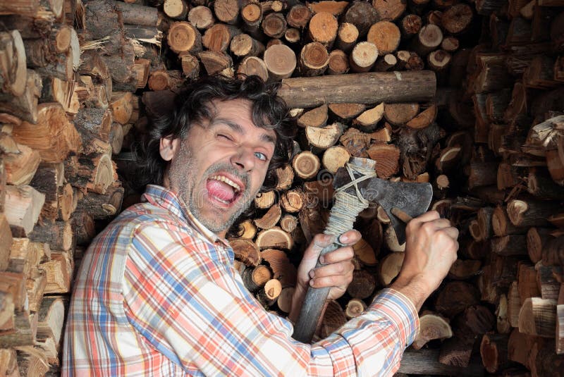 Taglialegna Felice Che Affila L'ascia Fotografia Stock - Immagine di ...