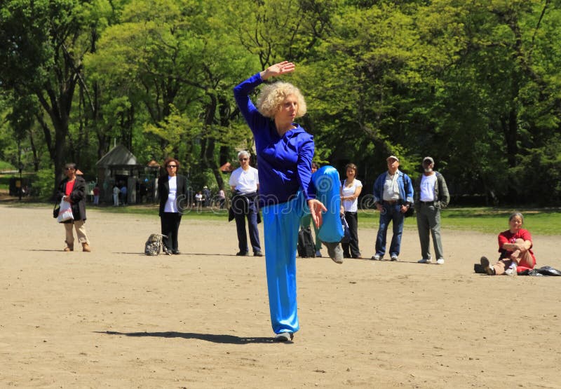 Tai Chi-Qigong Van De Wereld Dag in Central Park Redactionele ...