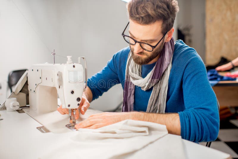 Tailleur Cousant Avec La Machine Au Studio Photo stock - Image du tissu ...