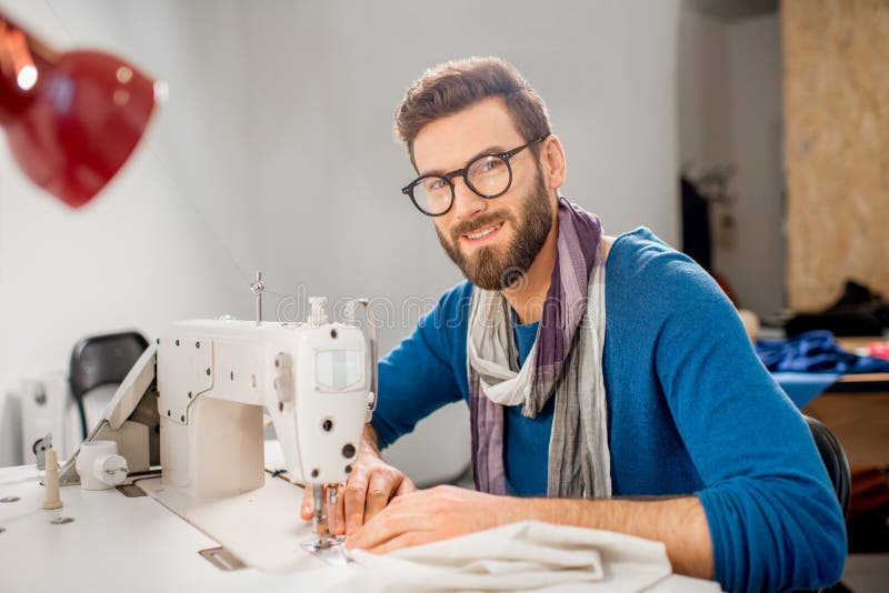 Tailleur Cousant Avec La Machine Au Studio Image stock - Image du ...