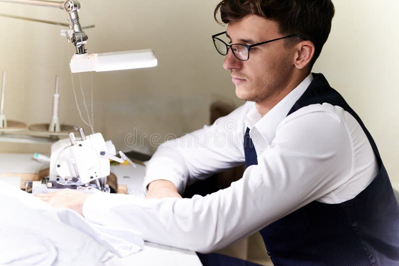 Tailleur De Jeunes à La Machine De Serger Image stock - Image du ...