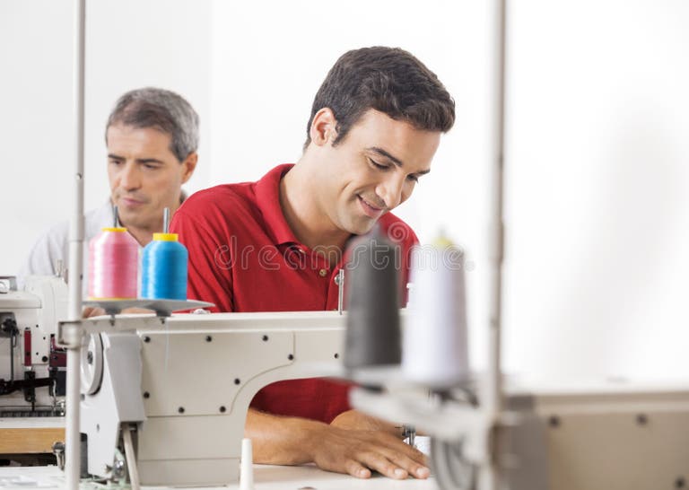 Tailleur De Sourire Using Sewing Machine Dans L'usine Image stock ...