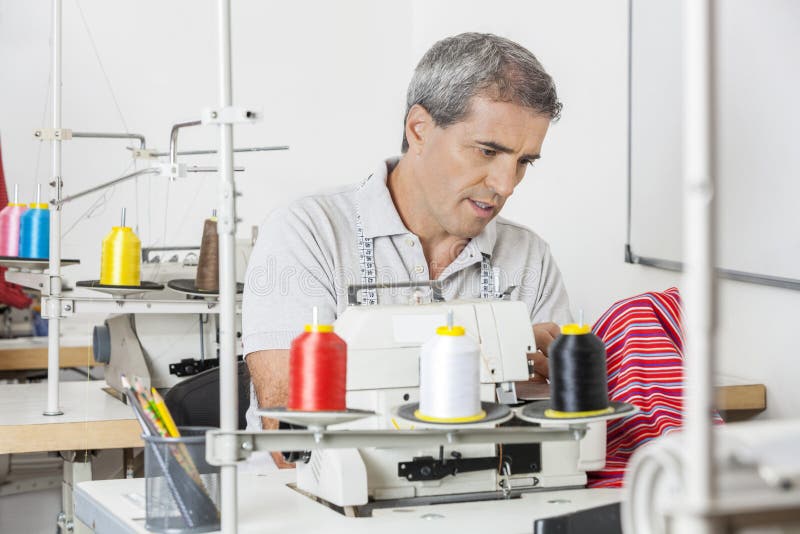 Tailleur Using Sewing Machine à L'usine Image stock - Image du ...