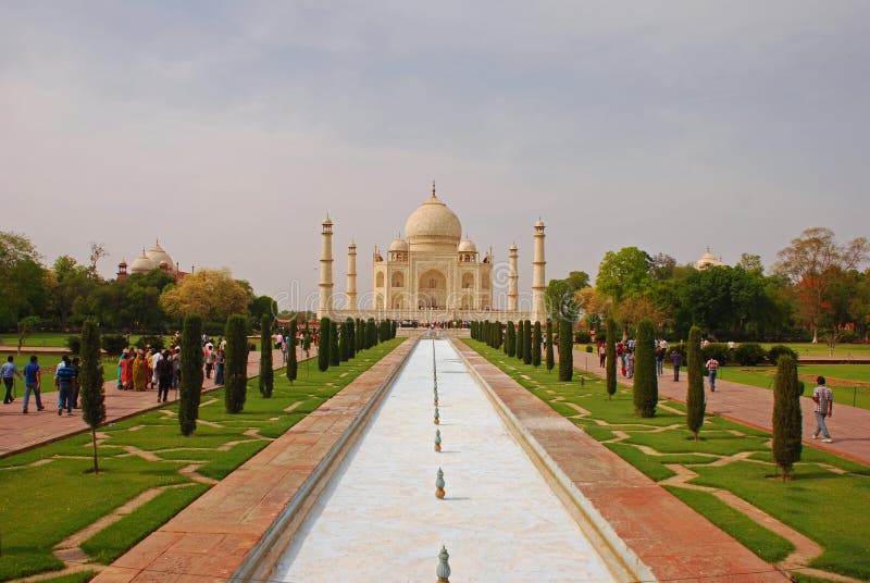Taj Mahal with the Pool and Garden Editorial Photography - Image of ...