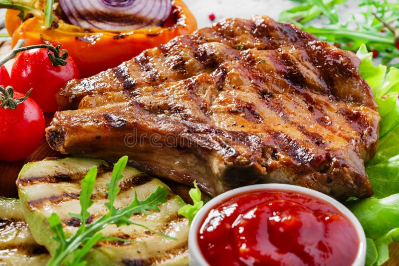 Costillas De Cerdo Asadas a La Parrilla Con La Chucrut Y Los Purés De ...