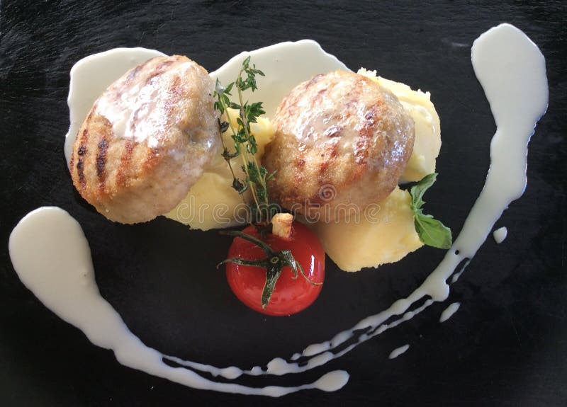 Tajadas Del Pollo Con La Patata Mushed Foto de archivo - Imagen de ...