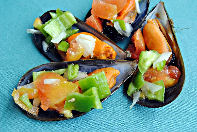 Tajar los mejillones imagen de archivo. Imagen de apetitoso - 15839279