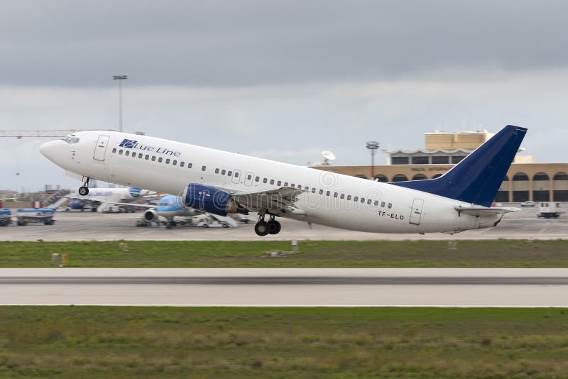 737 taking off editorial stock image. Image of runway - 65495444