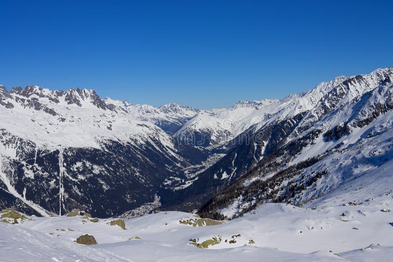 Tal der Alpen, Chamonix stockfoto. Bild von europa, himmel - 23936790