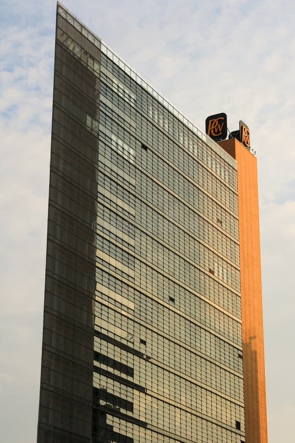 Tall Building with PwC Logo in Berlin Imagen editorial - Imagen de ...