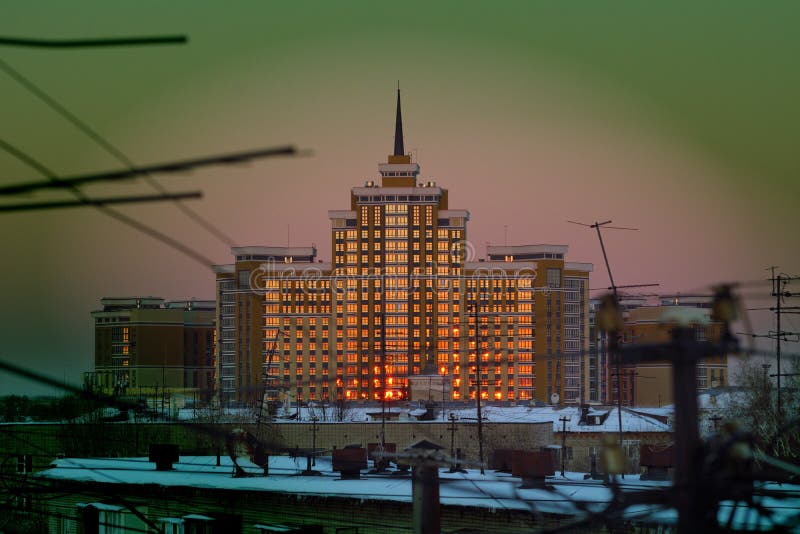 A Tall Multi-storey House Stands in the Rays of the Setting Sun Stock ...