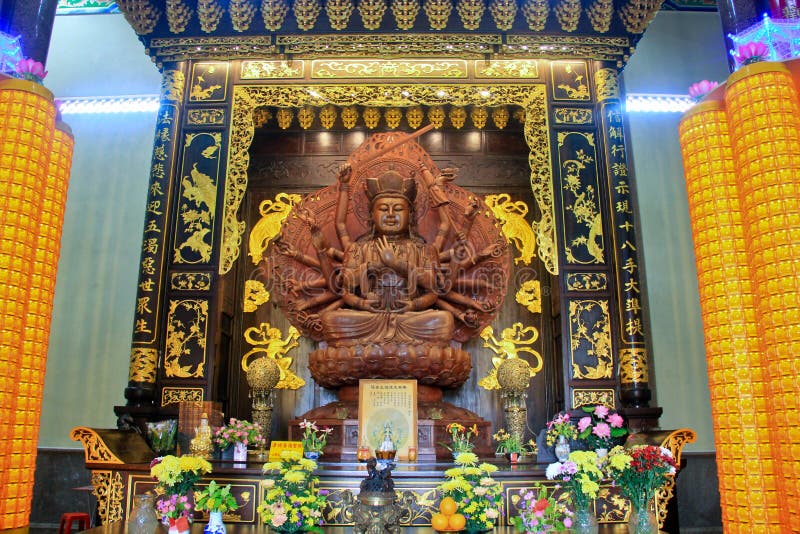 Talla De Madera De Las Mil Manos Buda Fotografía editorial - Imagen de ...