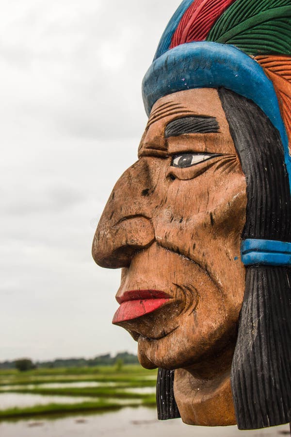 Talla De Madera Del Rojo Indio Foto de archivo - Imagen de pelo, fondo ...