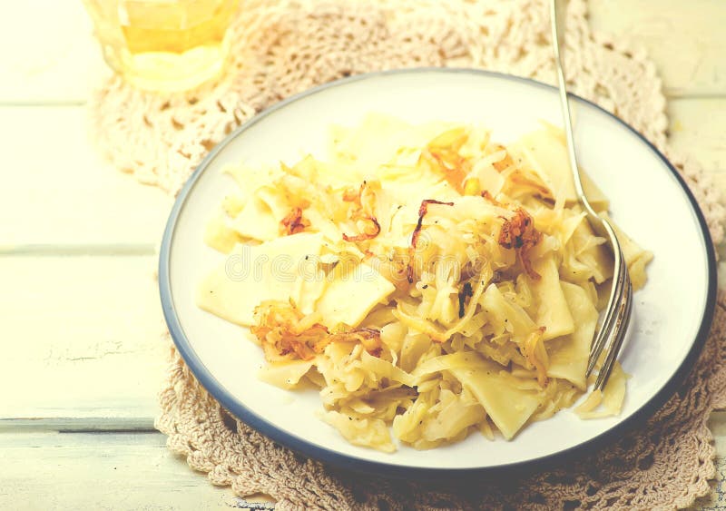 Tallarines Con La Col Guisada Imagen de archivo - Imagen de plato ...