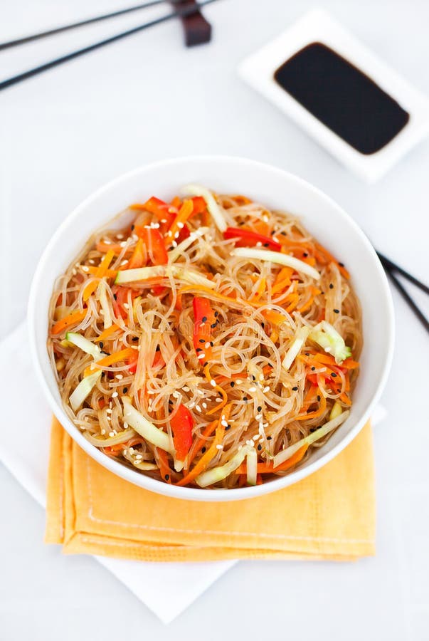 Tallarines De Arroz Con Las Verduras Imagen de archivo - Imagen de ...