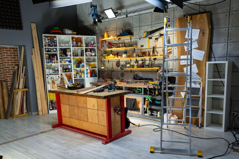 Taller De La Carpinter?a Equipado De Las Herramientas Necesarias Foto ...