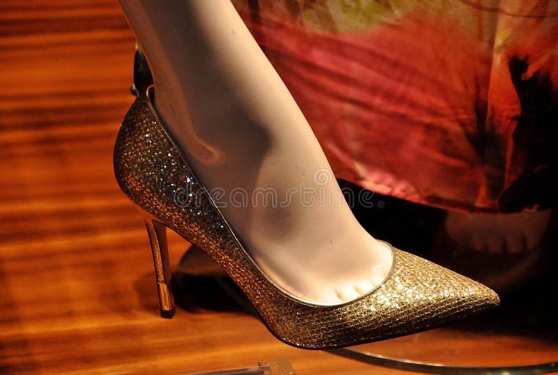 Talons hauts d'or photo stock. Image du élégance, luxe - 56118968