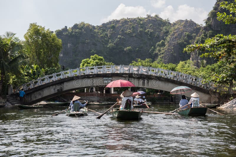 Tam Coc River Bridge imagen de archivo editorial. Imagen de follaje ...