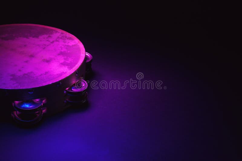 Tambour De Basque En Bois Dans Le Studio Image stock - Image du musical ...